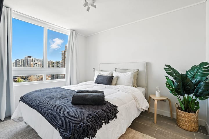 24/7 Desk | Near Barrio Italia | Ac| Blk Curtains - Santiago