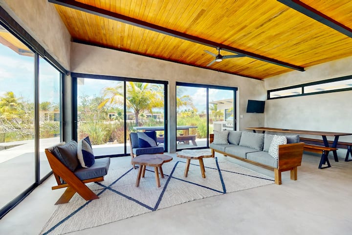4br Waterfront Villa With Plunge Pool & Large Deck - Placencia