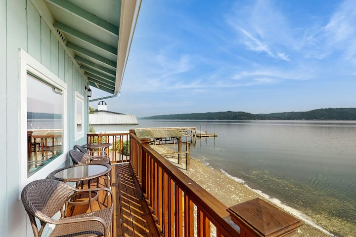 2 Br Waterfront Home With Deck And Firepit - Hoodsport, WA