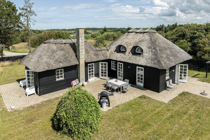 Idyllic And Modern Thatched Holiday Home By. - Hirtshals