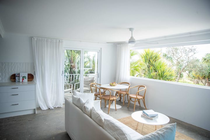 Ocean View Bilinga Stay | Sleeps 4 + E-bikes - Coolangatta