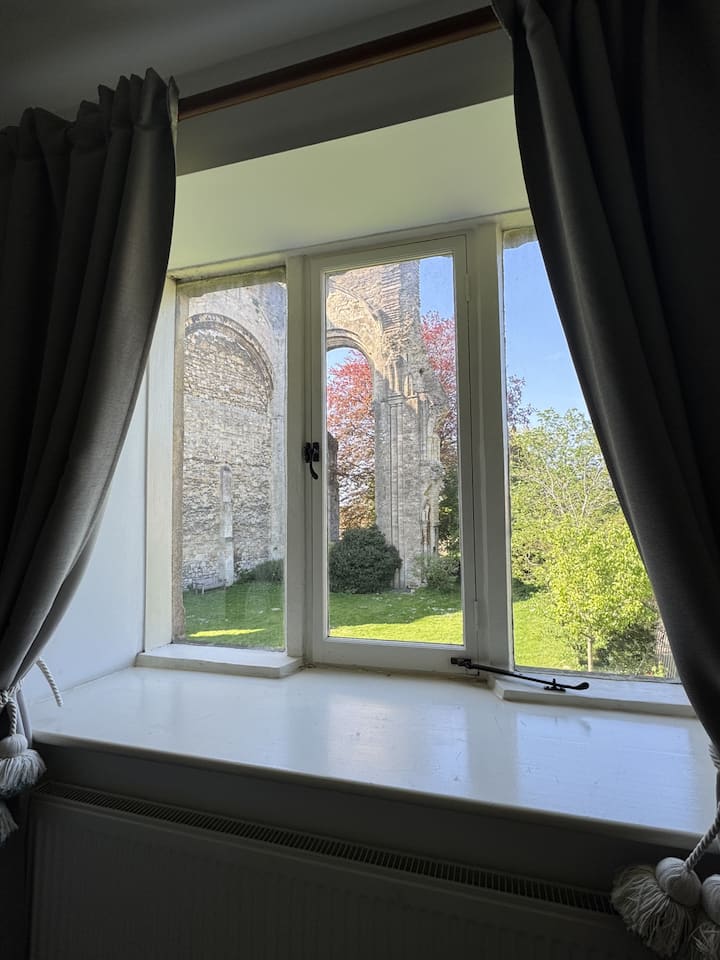 Cosy Cottage Overlooking Malmesbury Abbey - Tetbury