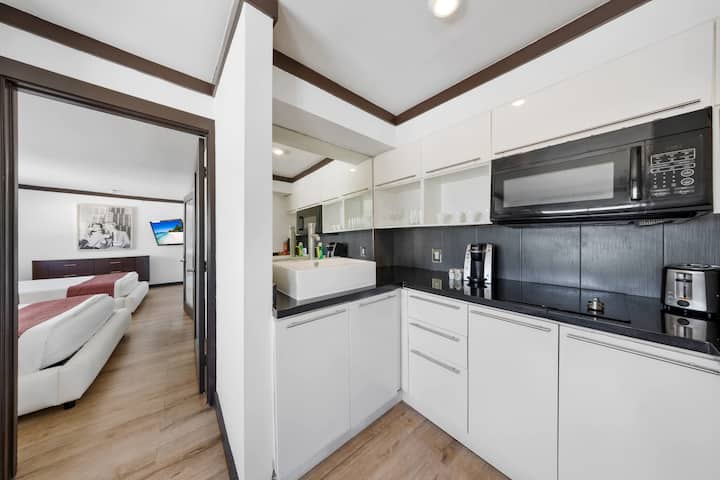 Sunny Side Escape | 1br · 2 Queens · Sobe - Key Biscayne, FL