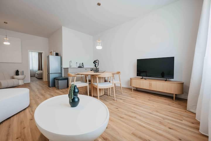 Celle Apartment - Stylish 2-bedroom Retreat With D - Celle