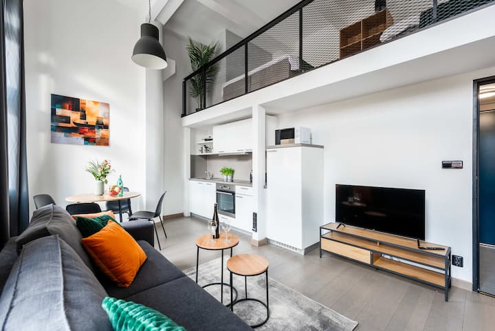 Two-level Apartment | 6 Guests | Metro | KarlÃn - Prague