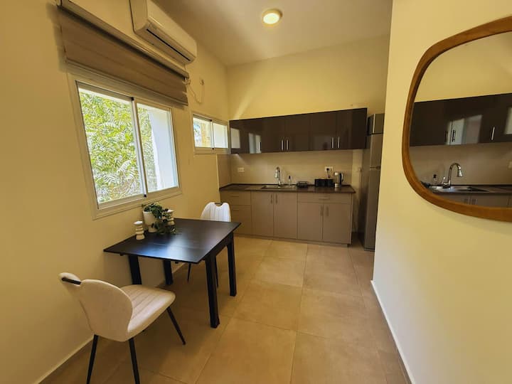 Cozy Getaway: 1br With Balcony On Ben Yehuda Blvd. - Jerusalém