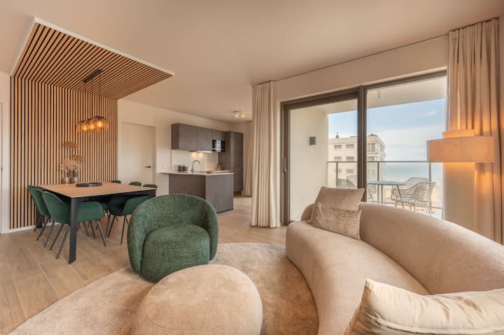 Elegant Coastal Apartment With Terrace, Sea Views - Ostende