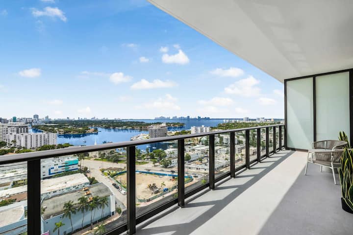 Stylish Condo – Walk To Beach | Amazing Views - Miami Beach, FL
