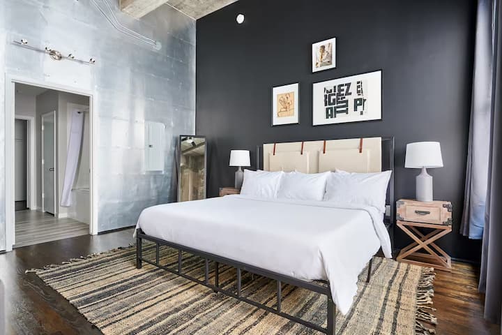 Reside Houston | Deluxe Apt | Spacious King Suite - Houston, TX