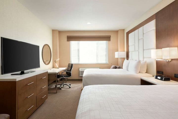 Wyndham Anaheim | Dlx 2queens | Near Redwood Creek - Santa Ana, CA