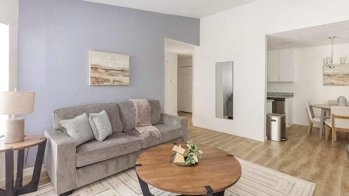 Landing | Chic 2bd, Pool, Tennis Court - Lancaster, TX