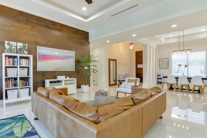 Pool & Gym! Holiday Family Retreat In Brownsville - Brownsville