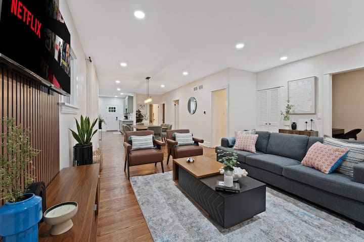 Newly Remodeled Home W/ Game Room & Amazing Yard - Elmhurst, IL