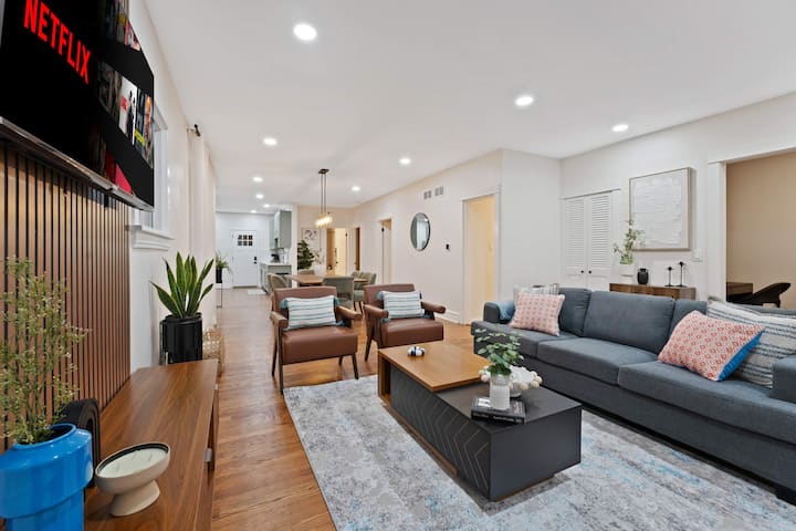 New Elmhurst Gem - Game Room & Amazing Yard! - Elmhurst, IL