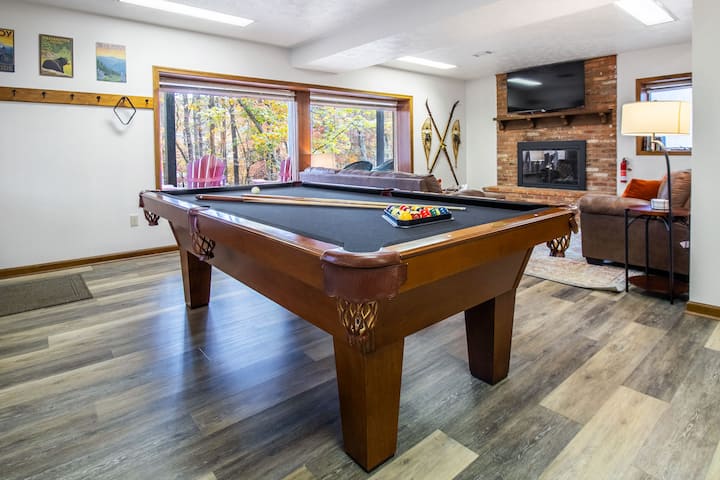 Ski Slope Views, Fireplace, Game Room & Loft - Massanutten, VA