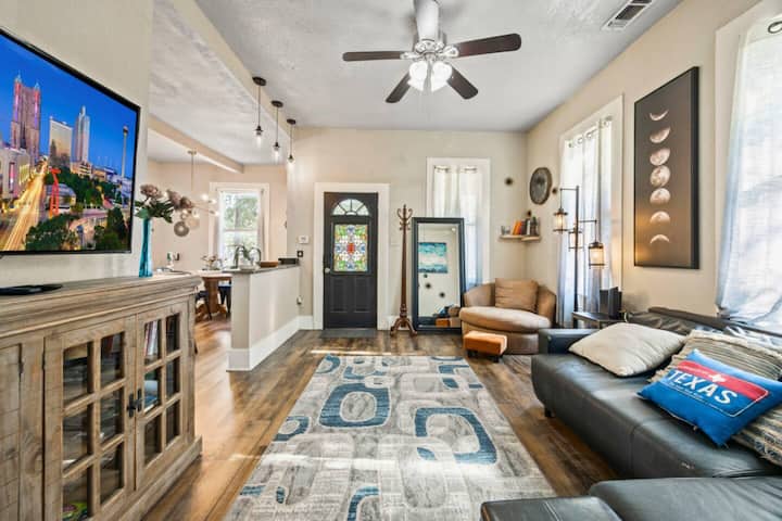 Group Getaway • Backyard Theater • Near River Walk - Mission del Lago - San Antonio