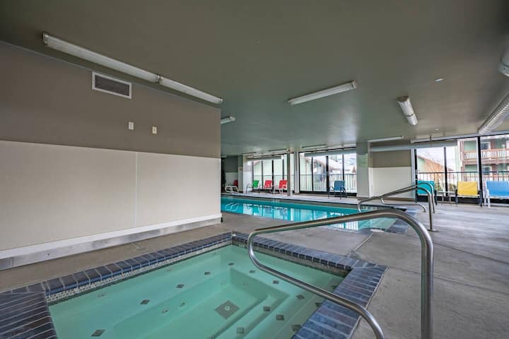 Chelan Getaway | Indoor Pool, Hot Tub & Games - Chelan, WA