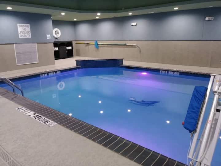 Near Arboretum + Gym. Heated Pool & Free Breakfast - Garland, TX