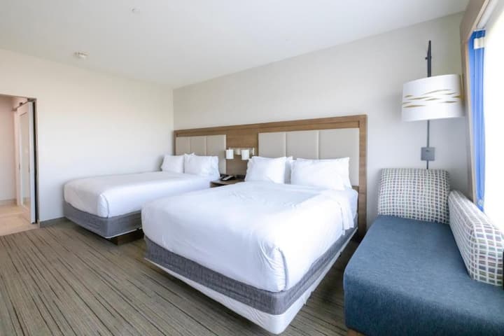 Quick To Downtown | Indoor Pool + Free Breakfast - Garland, TX