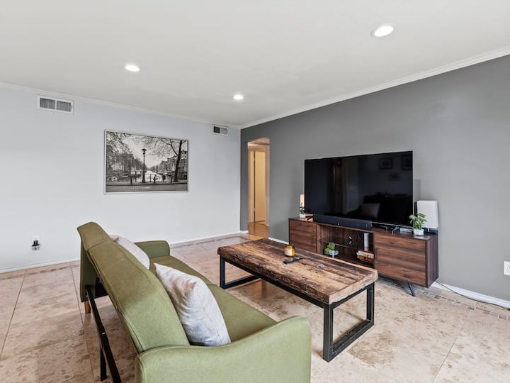 Spacious Preston Hollow Condo - Dallas, TX