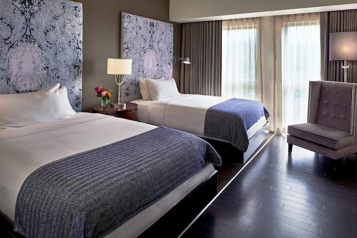 Tucked Into The City’s Best Upscale Shopping Area - Kansas City