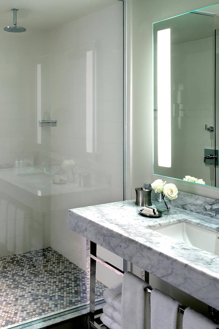 Hand-blown Venetian Chandeliers In The Lobby - Kansas City, MO