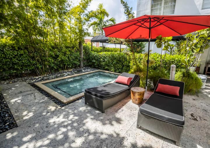 Collins Ave Two-bedroom Suite - Miami Beach, FL
