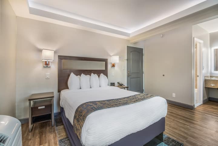 Bright Double Bed Room - Long Beach, CA
