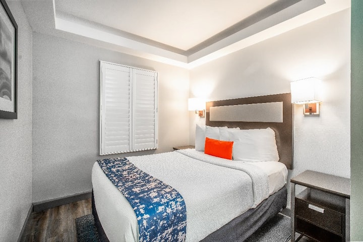 Spacious One-bedroom Retreat - Long Beach, CA