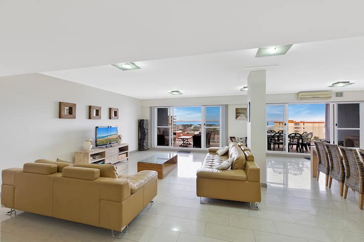 Lakeview Sub-penthouse With Spa, Sauna & Pool - The Entrance