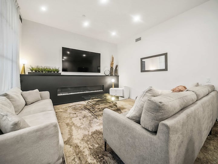 Near Hollywood | 4br Spacious Townhouse | Parking - Hollywood, CA