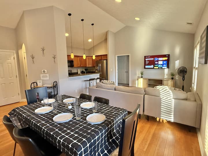 Downtown~king Bed~parking~balcony~restaurants~bars - Christian Park Indianapolis