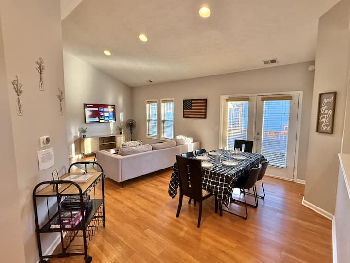 Downtown~king Bed~parking~balcony~restaurants~bars - Indianapolis, IN