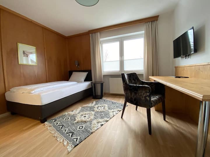 Budget Single Room Near Munich Trade Fair - Ismaning