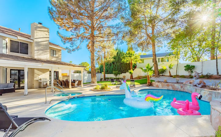 Vegas Oasis W Cinema, Sauna, Jacuzzi, Pool & Games - Las Vegas, NV