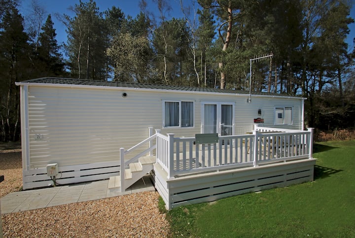 04 - Supreme 2 Caravan With Decking - Lymington