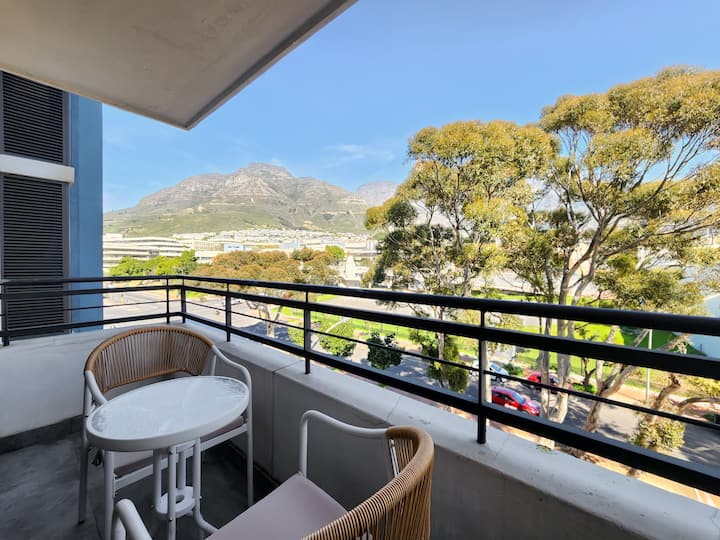 Castle Rock Apartment With Table Mountain Views - Cape Town