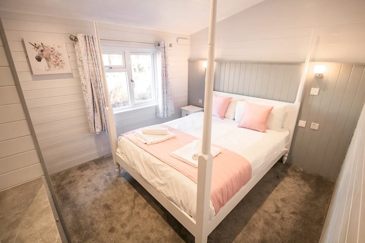 Unicorn Themed Lodge With 2 Bedrooms - Lymington