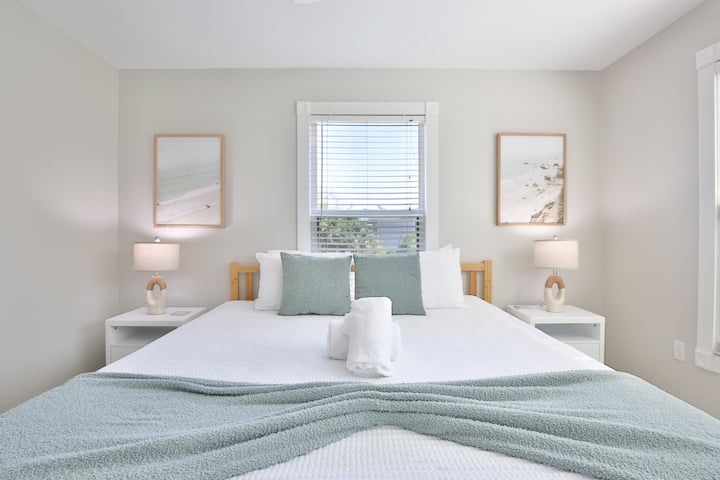 Steps From Beach, Heated Pool & Tropical Views - Holmes Beach, FL