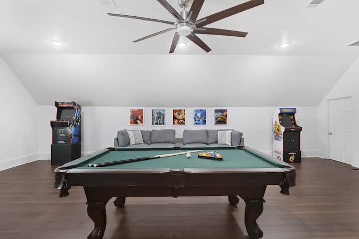 Sleeps 15 • Movie Room • Gameroom • Free Parking - Montgomery