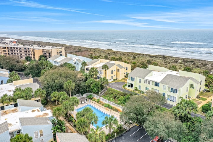 2br Oceanfront | Snowbird-friendly | Pool - Crescent Beach, FL