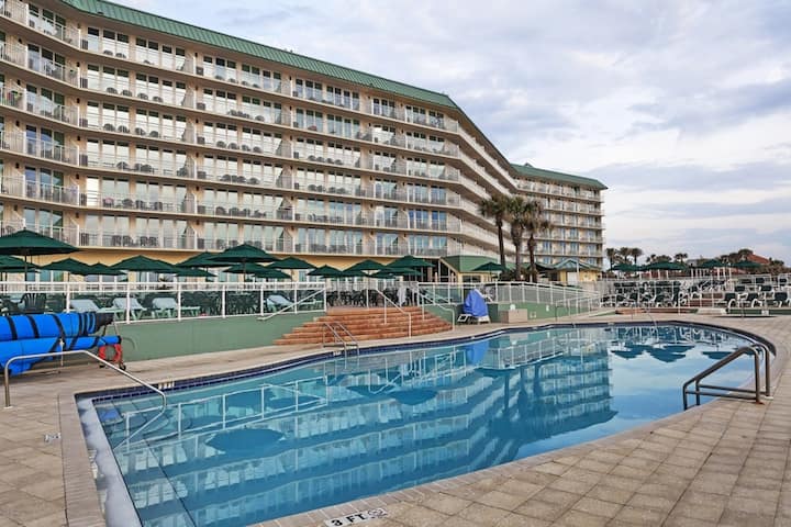 Ocean Kisses & Sea Breeze – 1br View Getaway - Ormond Beach, FL