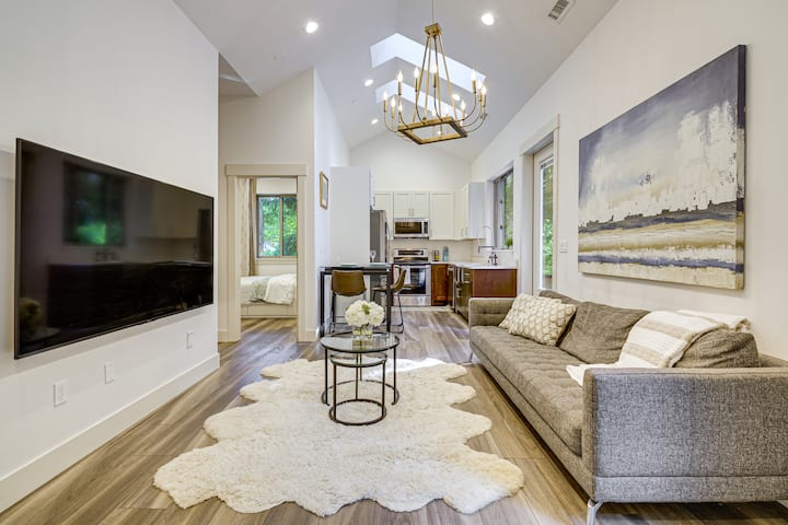 Wfh-friendly Gem W/ Creek: 4 Mi To Sammamish Trail - Redmond