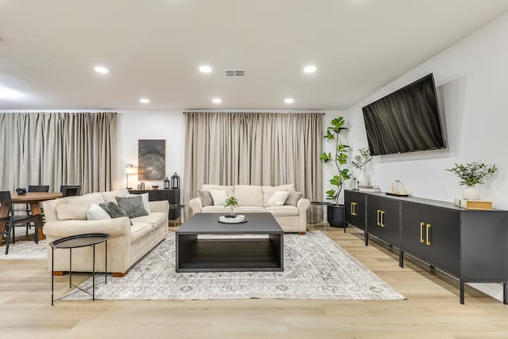 Walk To City Center: Modern Coral Springs Getaway - Coral Springs, FL