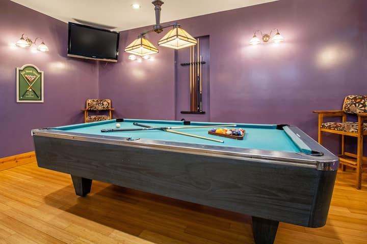 Spacious Retreat With Hot Tub, Game Room & Theater - Massanutten, VA