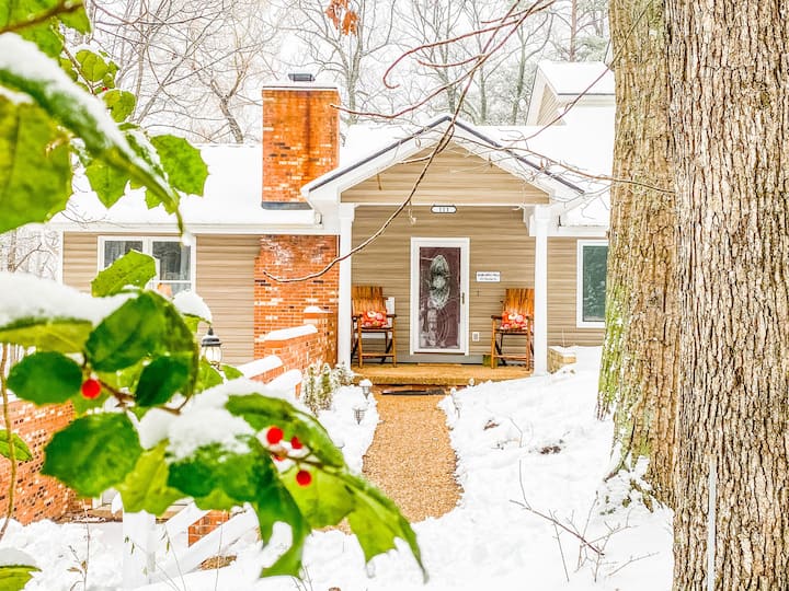 Spacious Retreat With Hot Tub, Game Room & Theater - Massanutten, VA