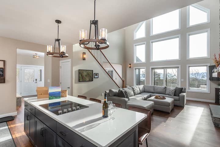 Hot Tub, Game Room, Mountain Views! - Massanutten, VA