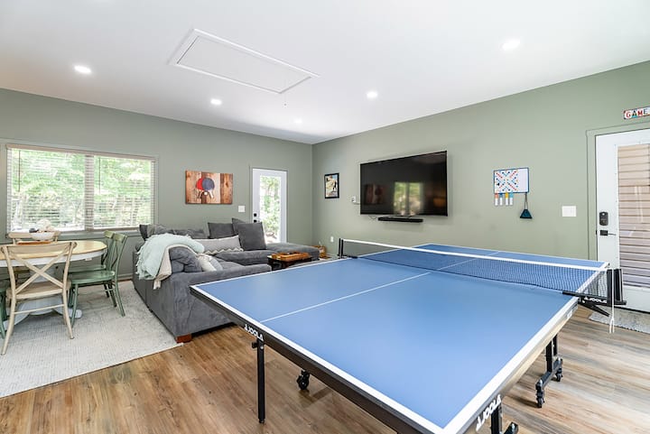 Modern-lux Ski Retreat-fireplace-hot Tub-space! - Massanutten, VA