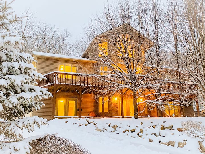 Modern-lux Ski Retreat-fireplace-hot Tub-space! - Massanutten, VA