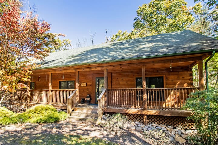 Cozy Log Cabin W/ Hot Tub & Game Room - Massanutten, VA